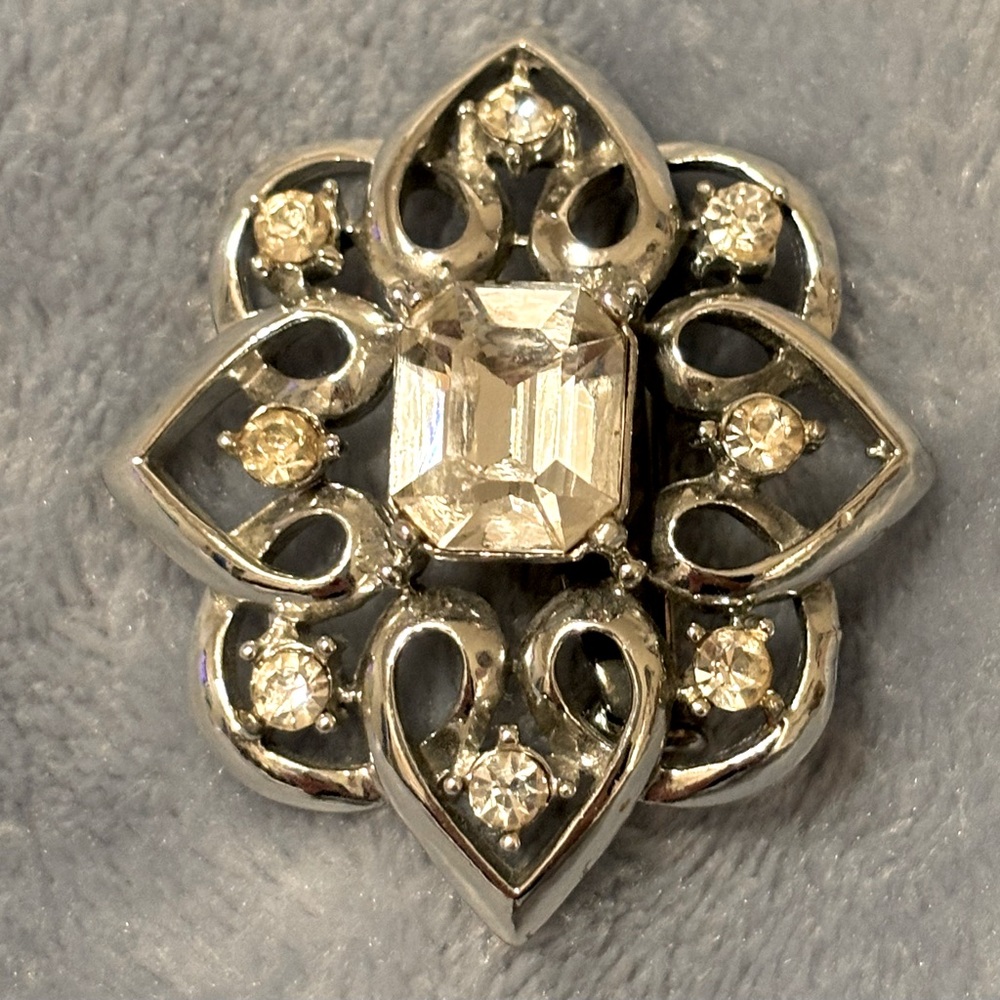 Vintage Coro Silver Toned Intertwined Heart Flower Br… - Gem